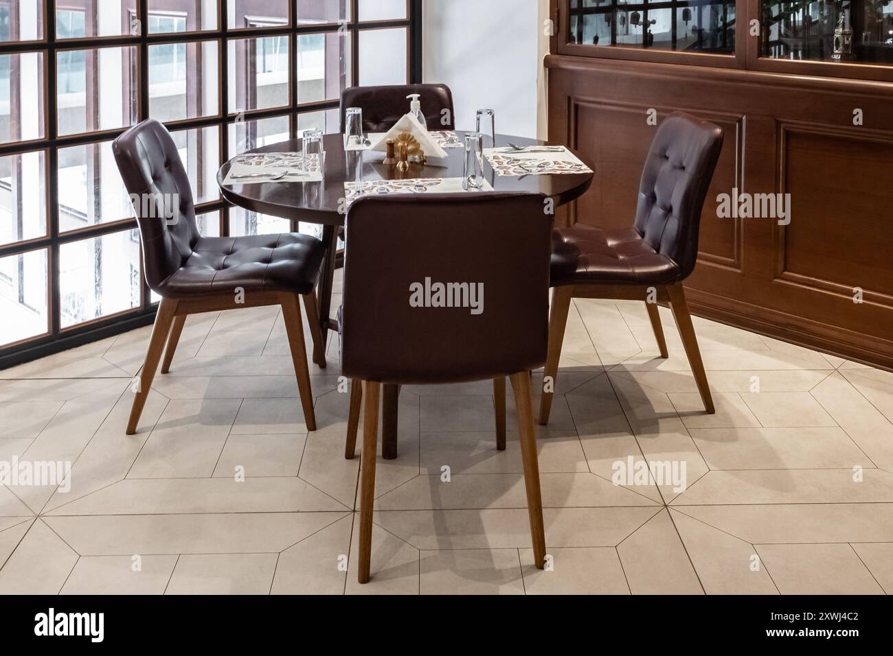 Restaurant setting up dining room hi-res stock photography and images ...