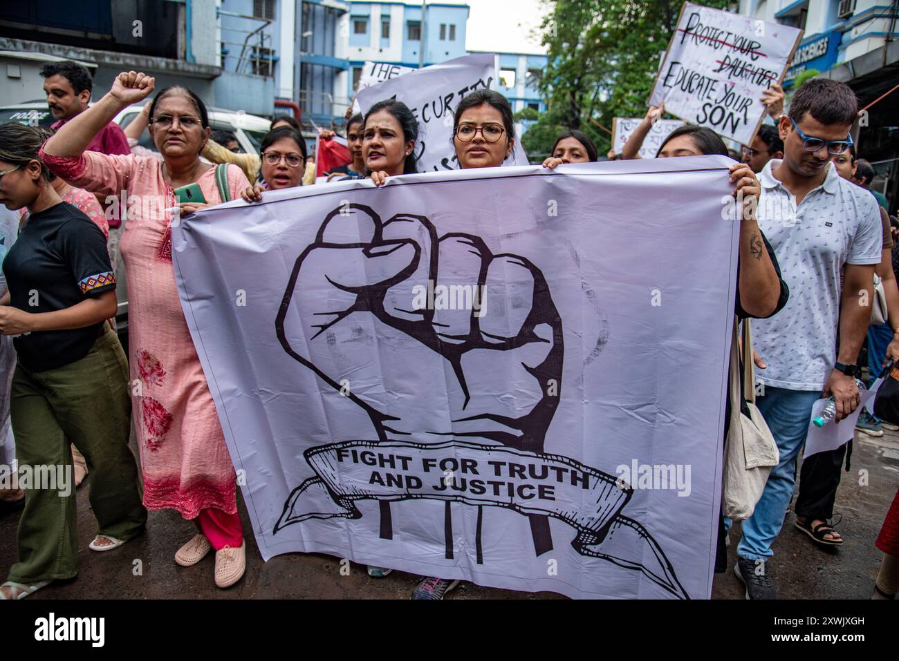 Doctors and students of R.G. Kar Medical College and Hospital along ...