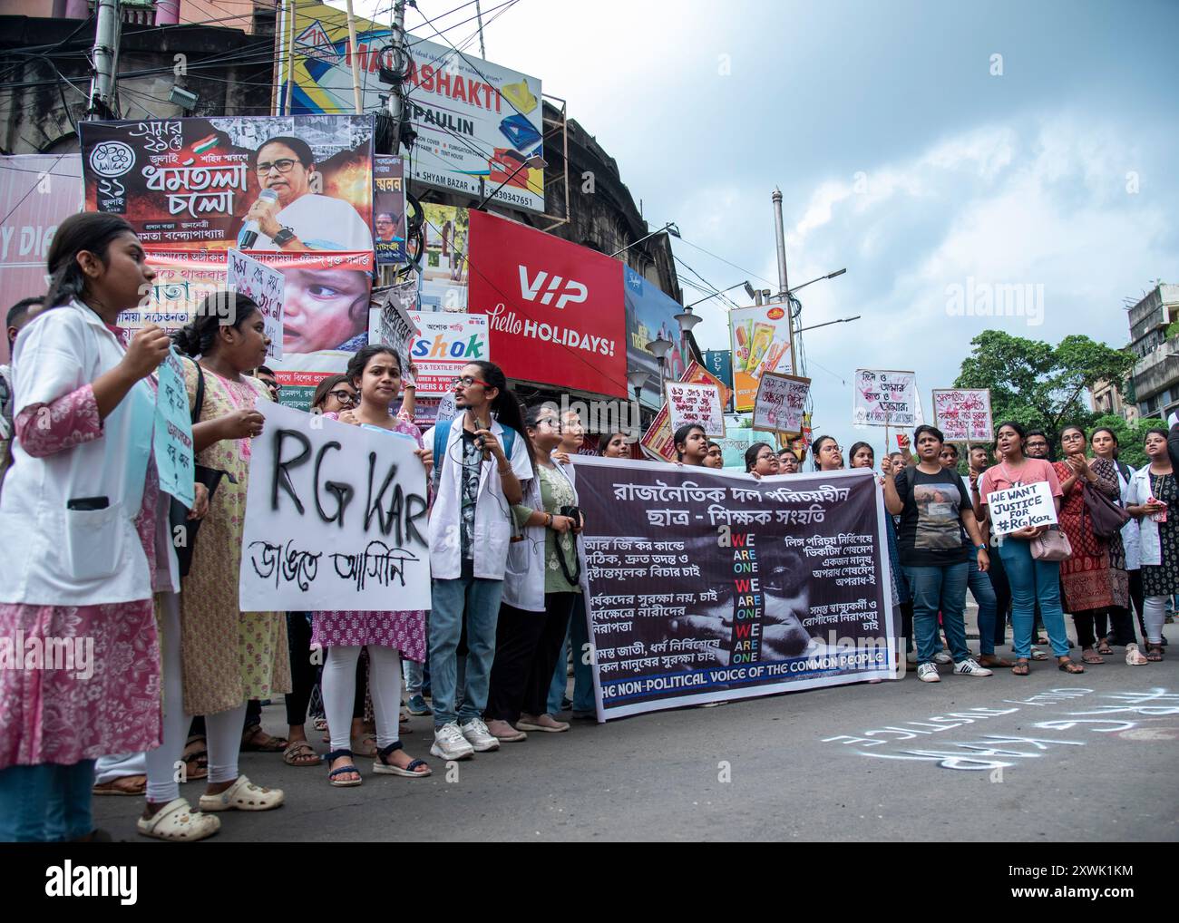 Doctors and students of R.G. Kar Medical College and Hospital along ...