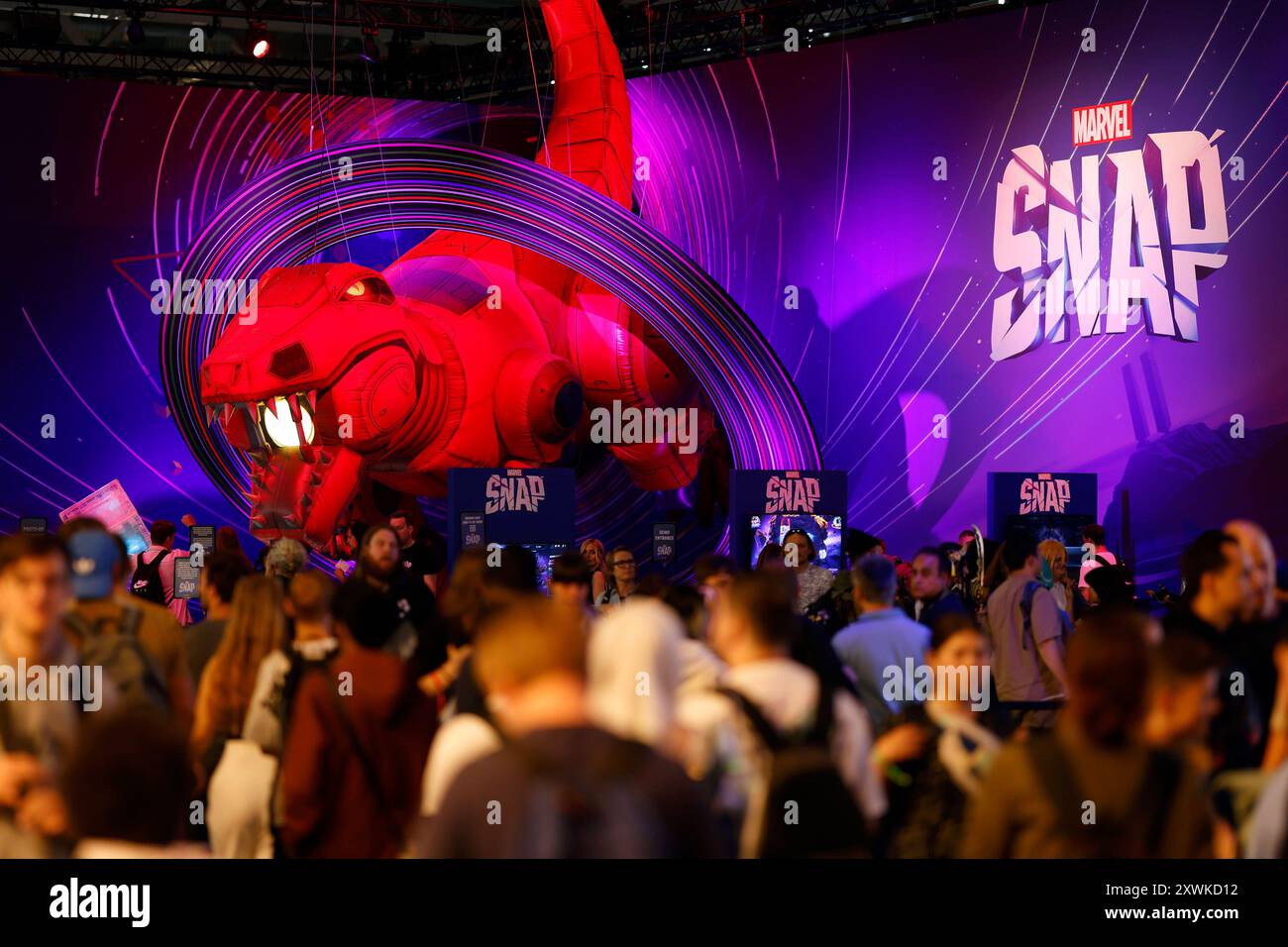 Marvel snap hi-res stock photography and images - Alamy