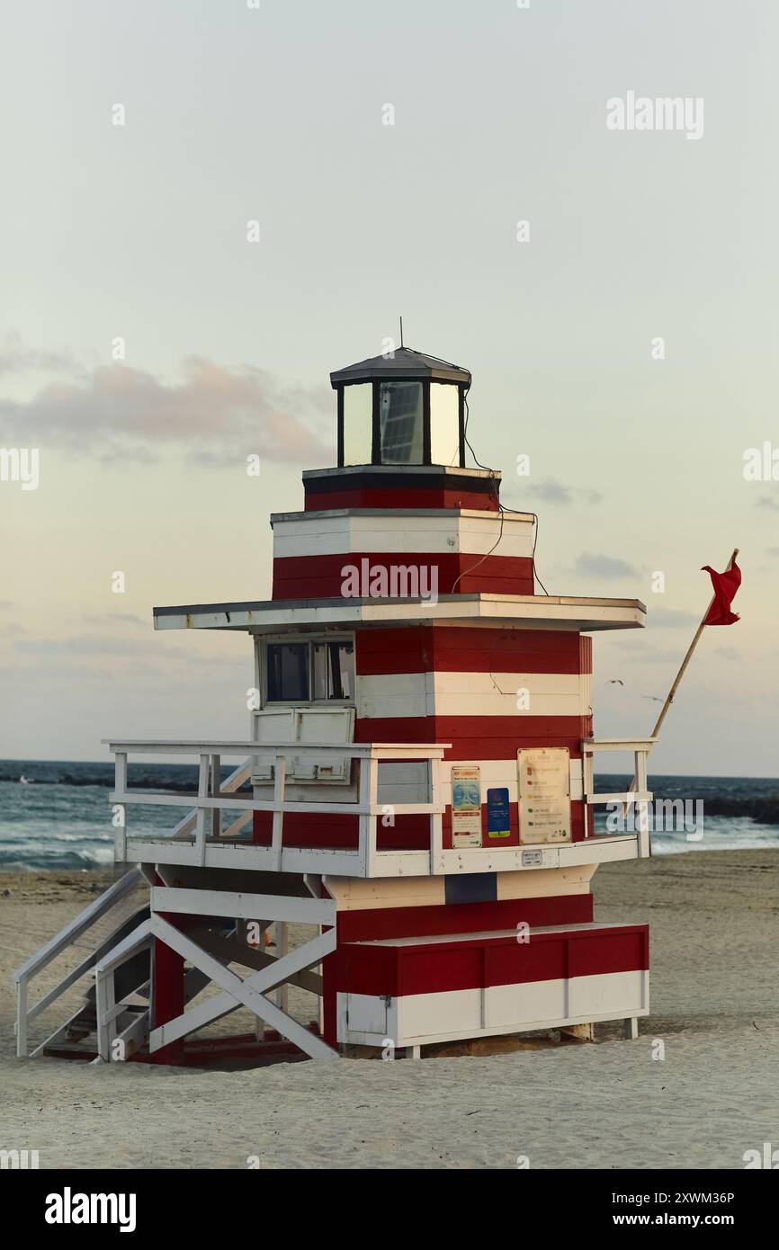 Red white lifeguard stand hi-res stock photography and images - Alamy