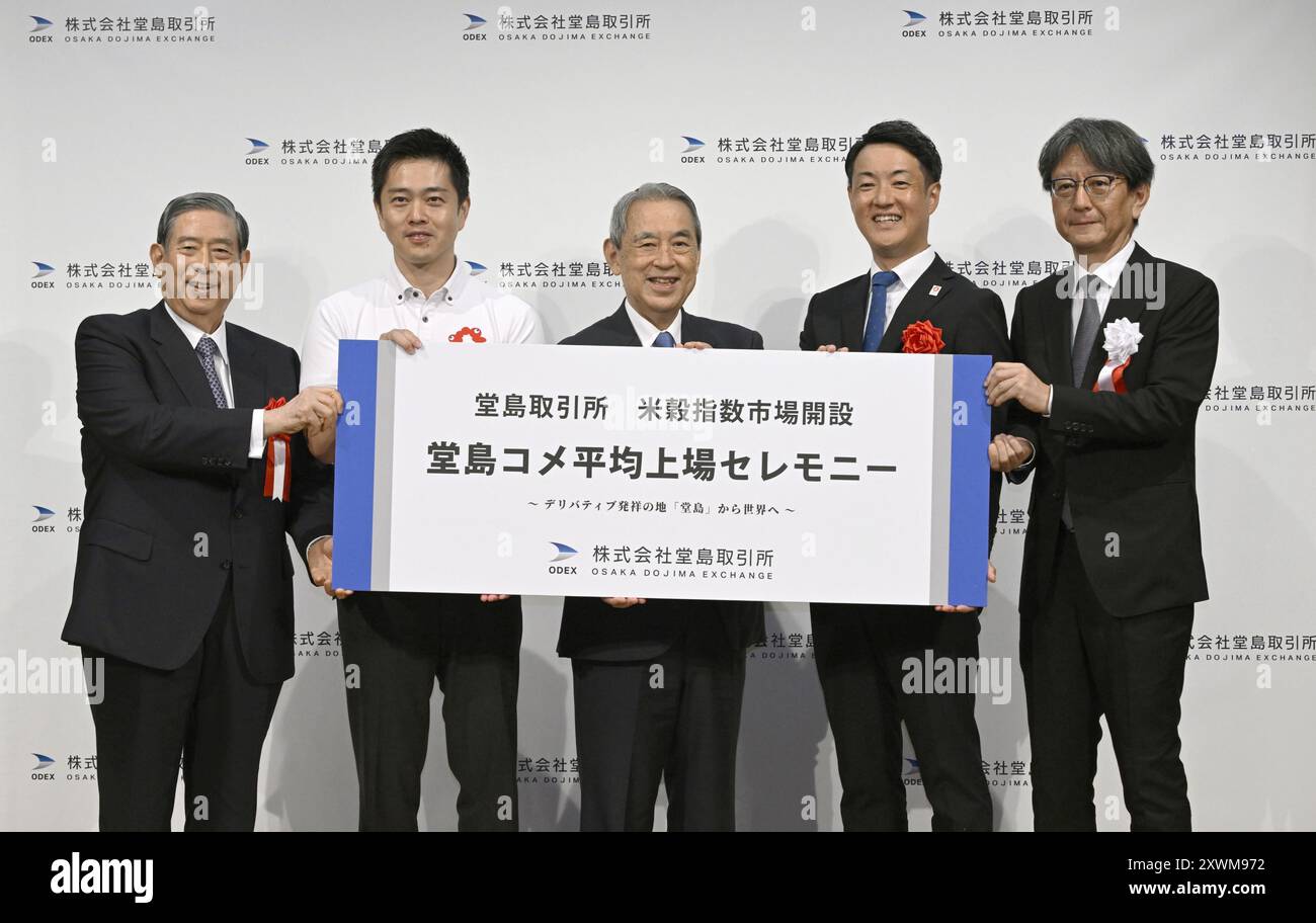 (from L) SBI Holdings Inc. CEO Yoshitaka Kitao, Osaka Gov. Hirofumi ...