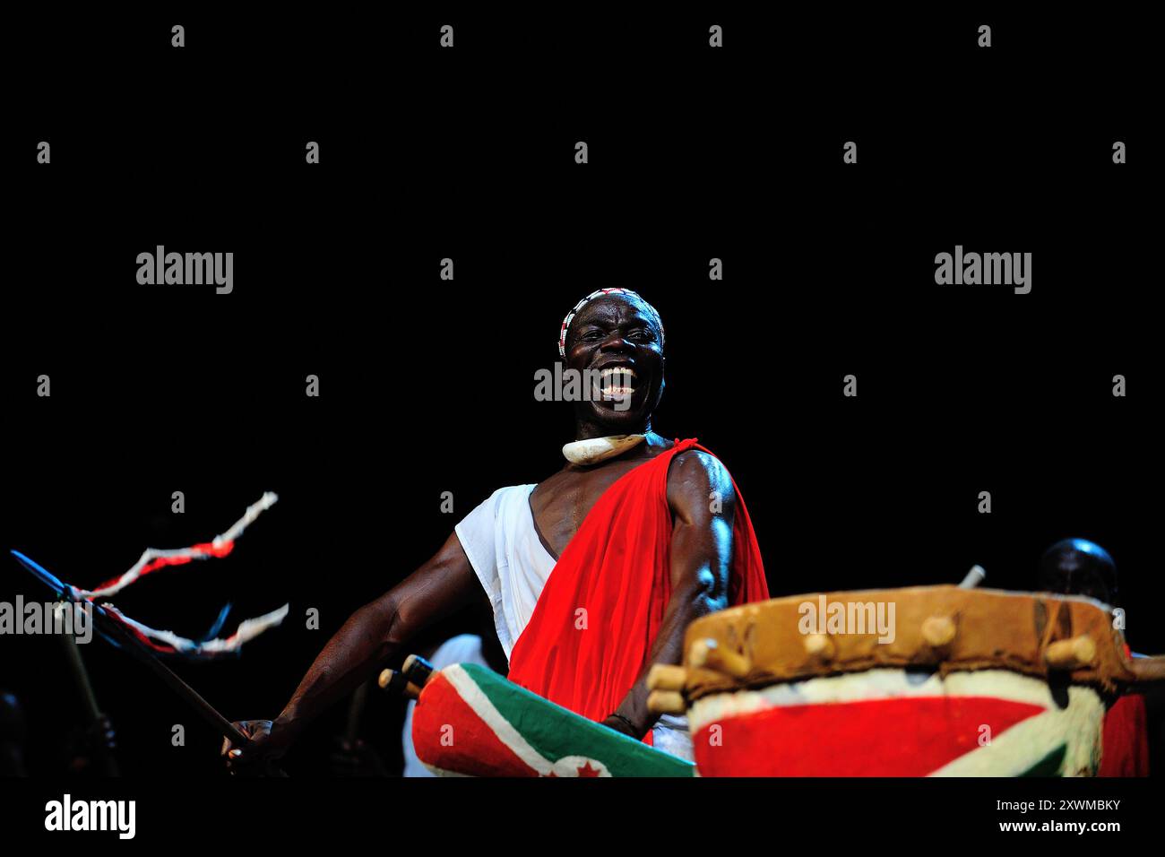 Royal drummers of burundi hi-res stock photography and images - Alamy
