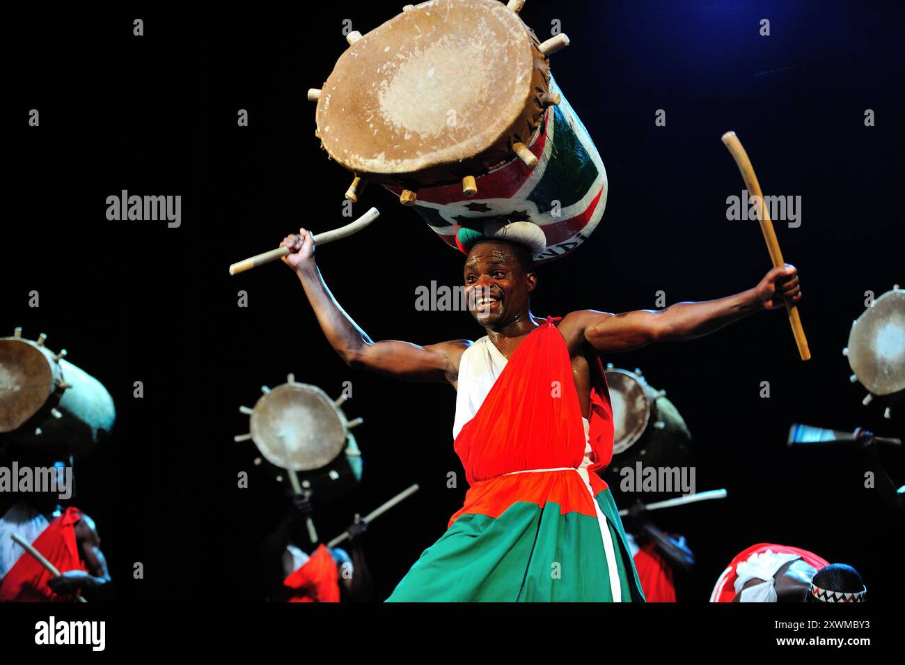 Royal drummers of burundi hi-res stock photography and images - Alamy
