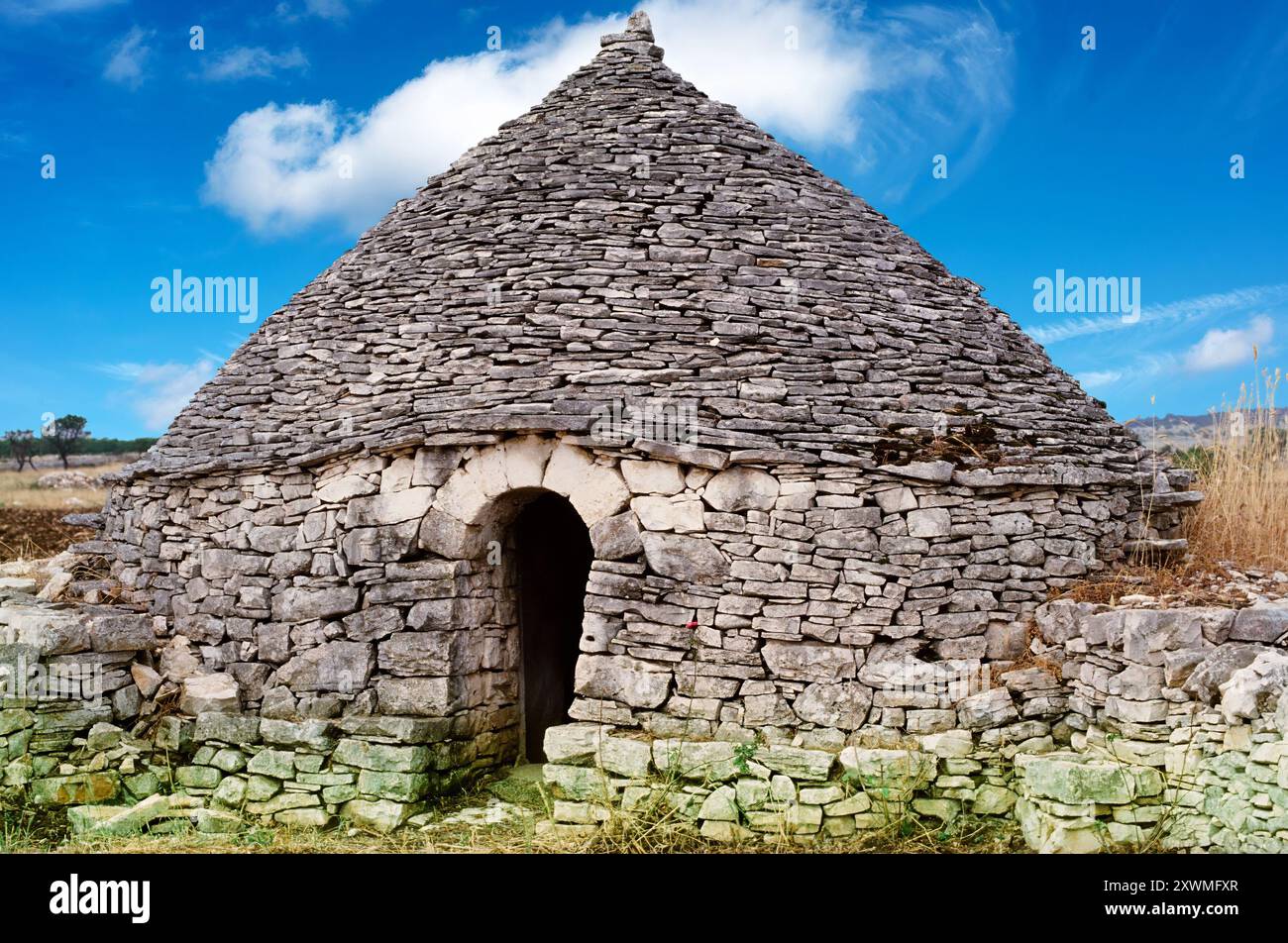 Trullo house entrance traditional hi-res stock photography and images ...