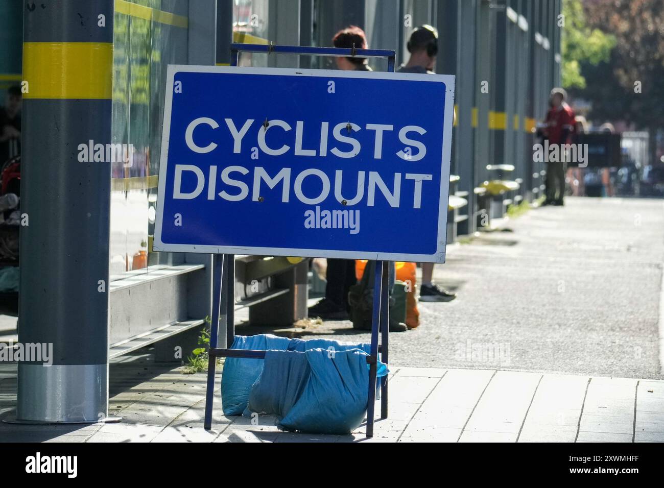 Blue sign cyclists dismount hi-res stock photography and images - Alamy