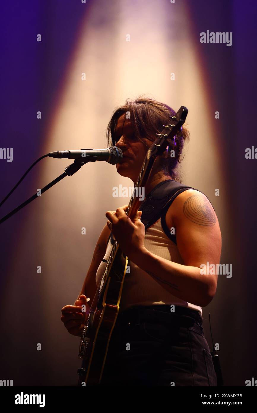 Big thief singer hi-res stock photography and images - Alamy