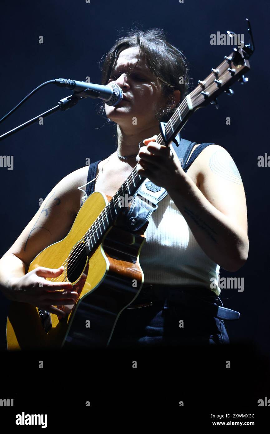 Big thief singer hi-res stock photography and images - Alamy