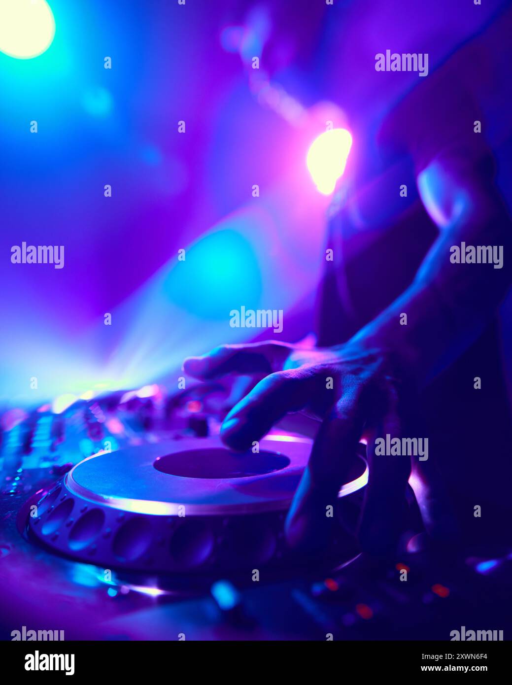 Night club atmosphere dj hand hi-res stock photography and images - Alamy