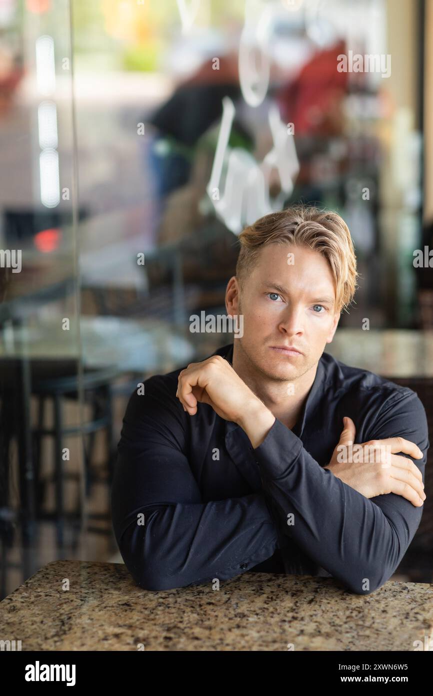 Stylish street poses hi-res stock photography and images - Alamy