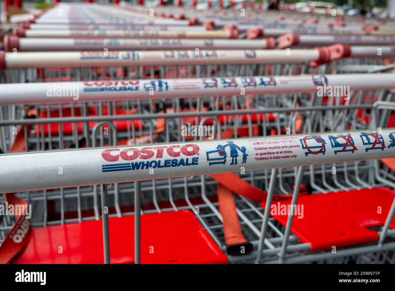 Costco customer hi-res stock photography and images - Alamy