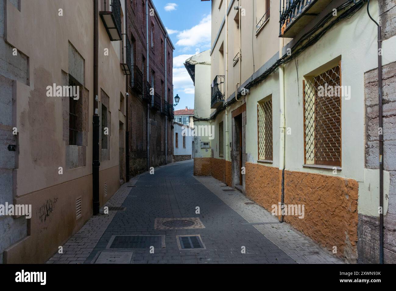 Narrow way hi-res stock photography and images - Alamy