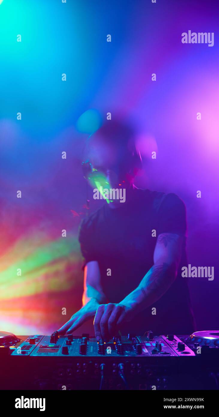 Night club atmosphere dj hand hi-res stock photography and images - Alamy