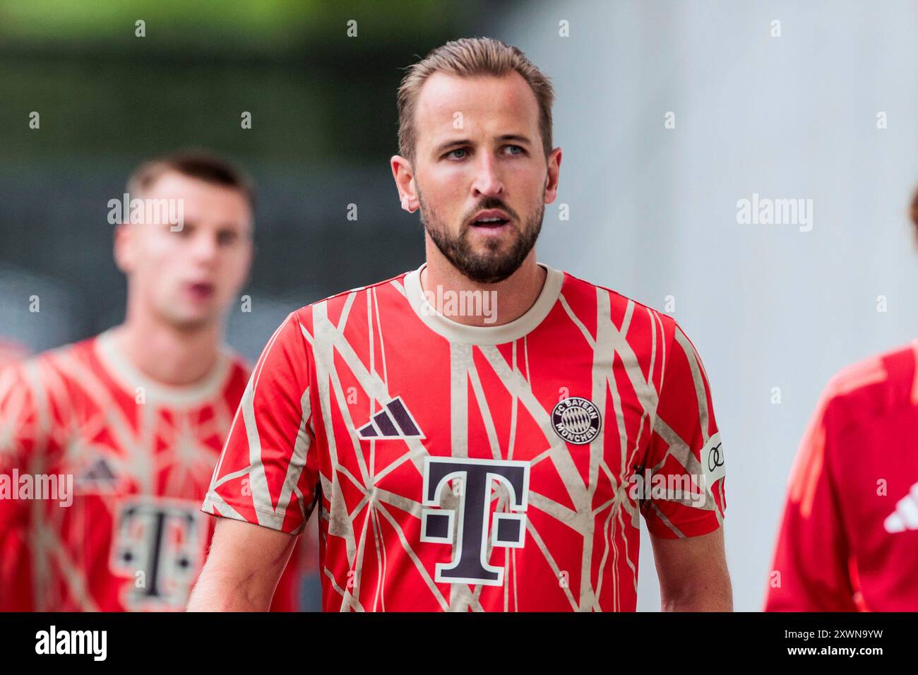 Harry kane fc bayern munchen am ball hi-res stock photography and ...