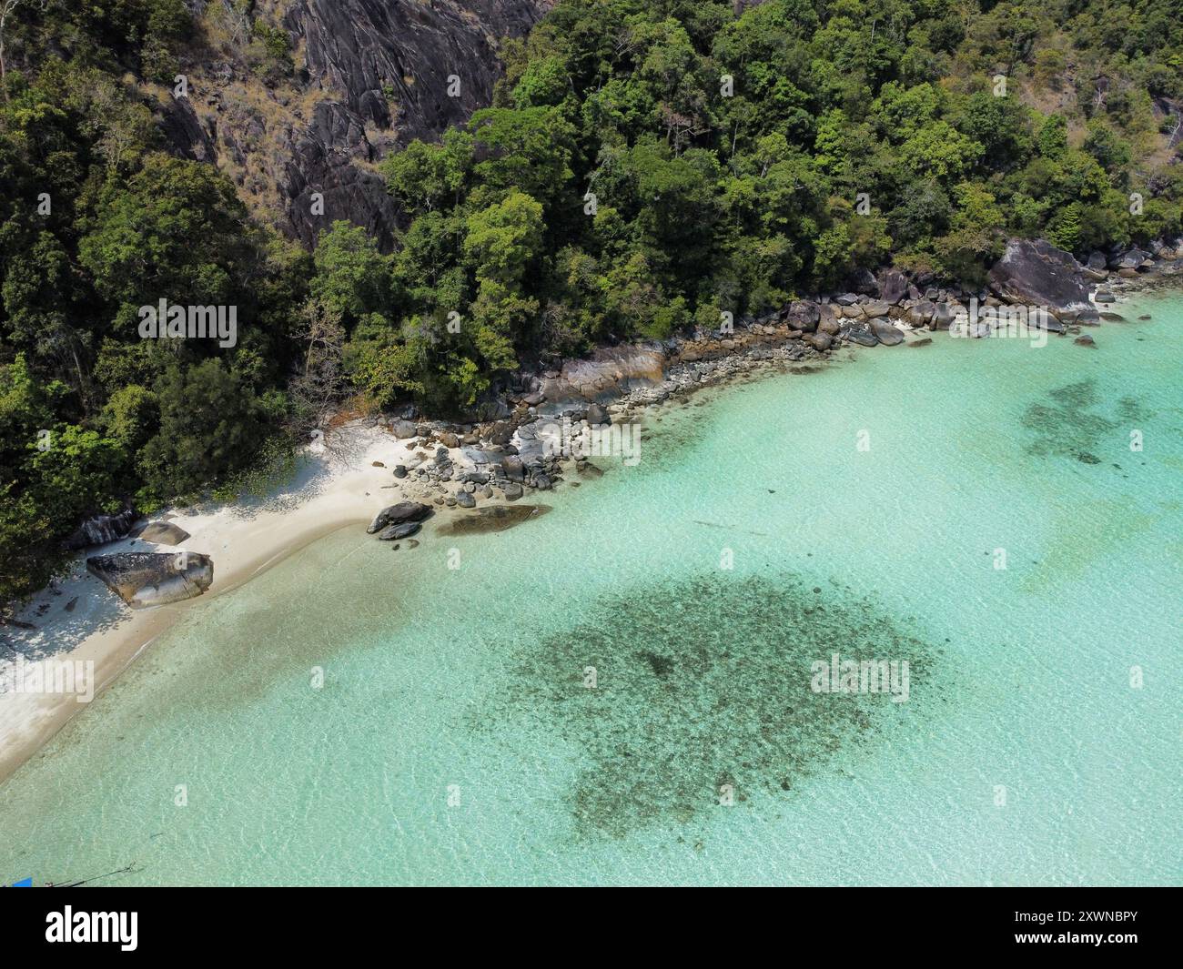 Aerial view of the turquoise water of a virgin beach on Ko Ra Wi Stock ...