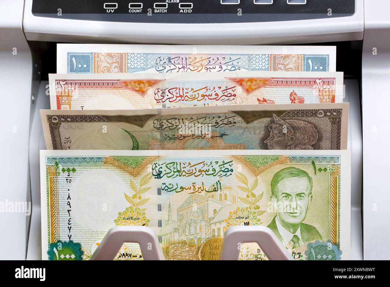 Old Syrian money - Pound in the counting machine Stock Photo - Alamy