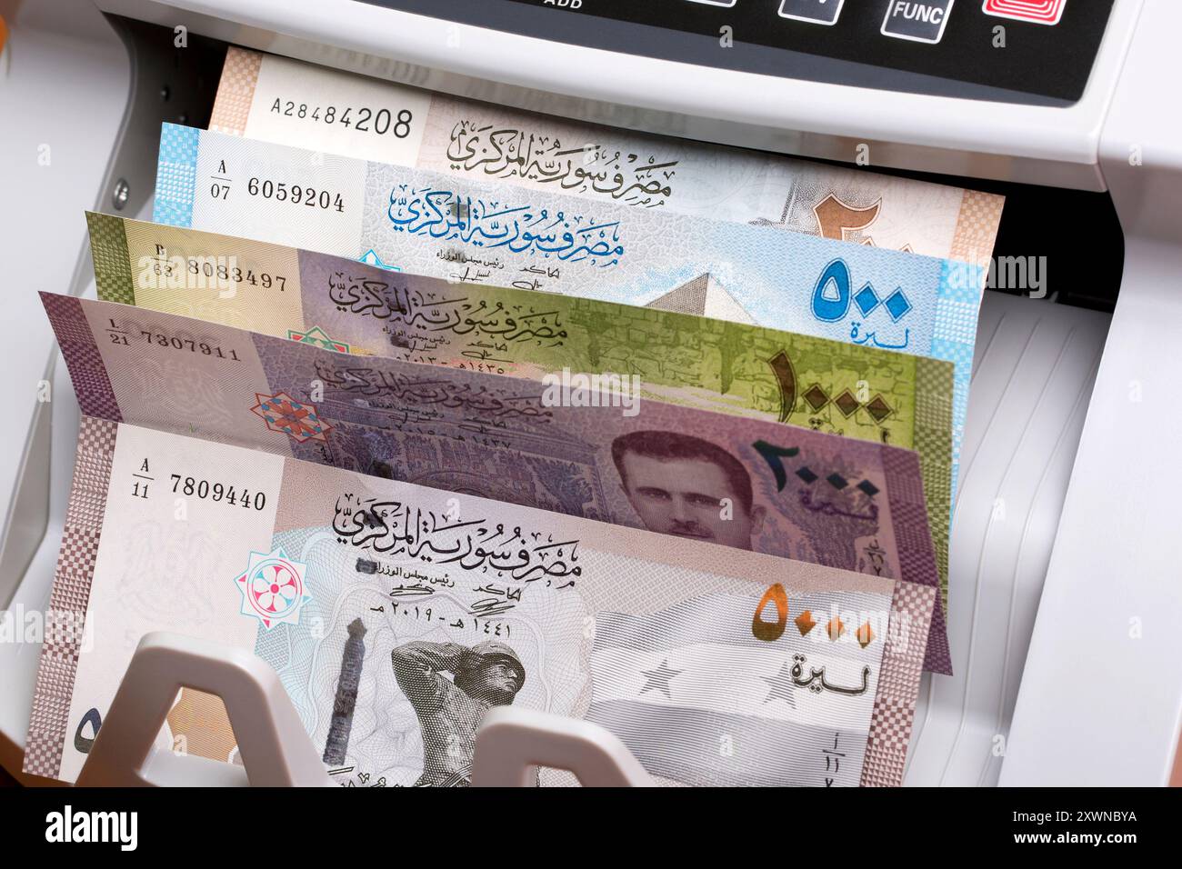 Syrian money - Pound in the counting machine Stock Photo - Alamy