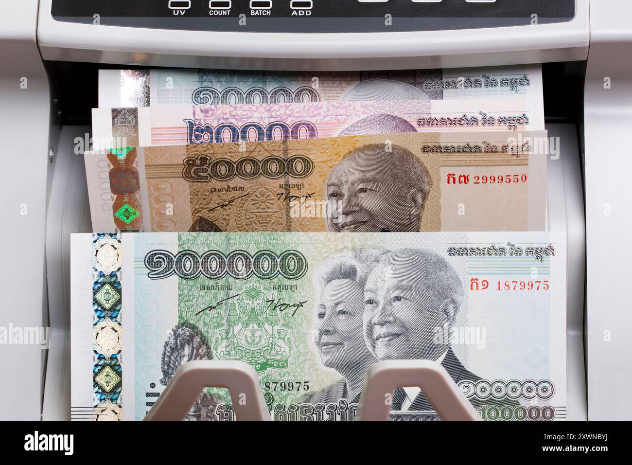 Cambodian money - riel in the counting machine Stock Photo - Alamy