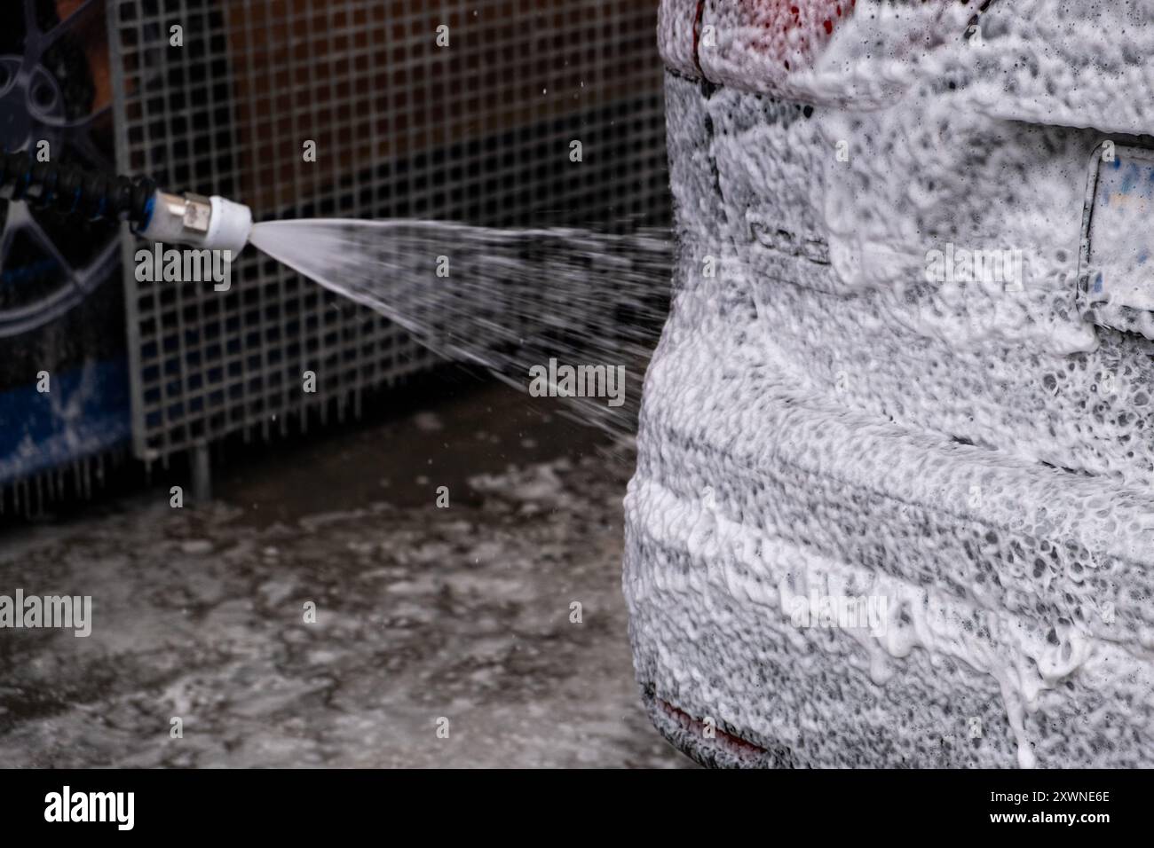 Suv being washed car hi-res stock photography and images - Alamy