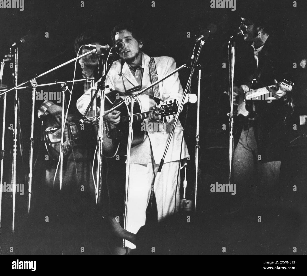 BOB DYLAN PERFORMING AT THE FIRST ISLE OF WIGHT POP FESTIVAL 1970. PIC ...