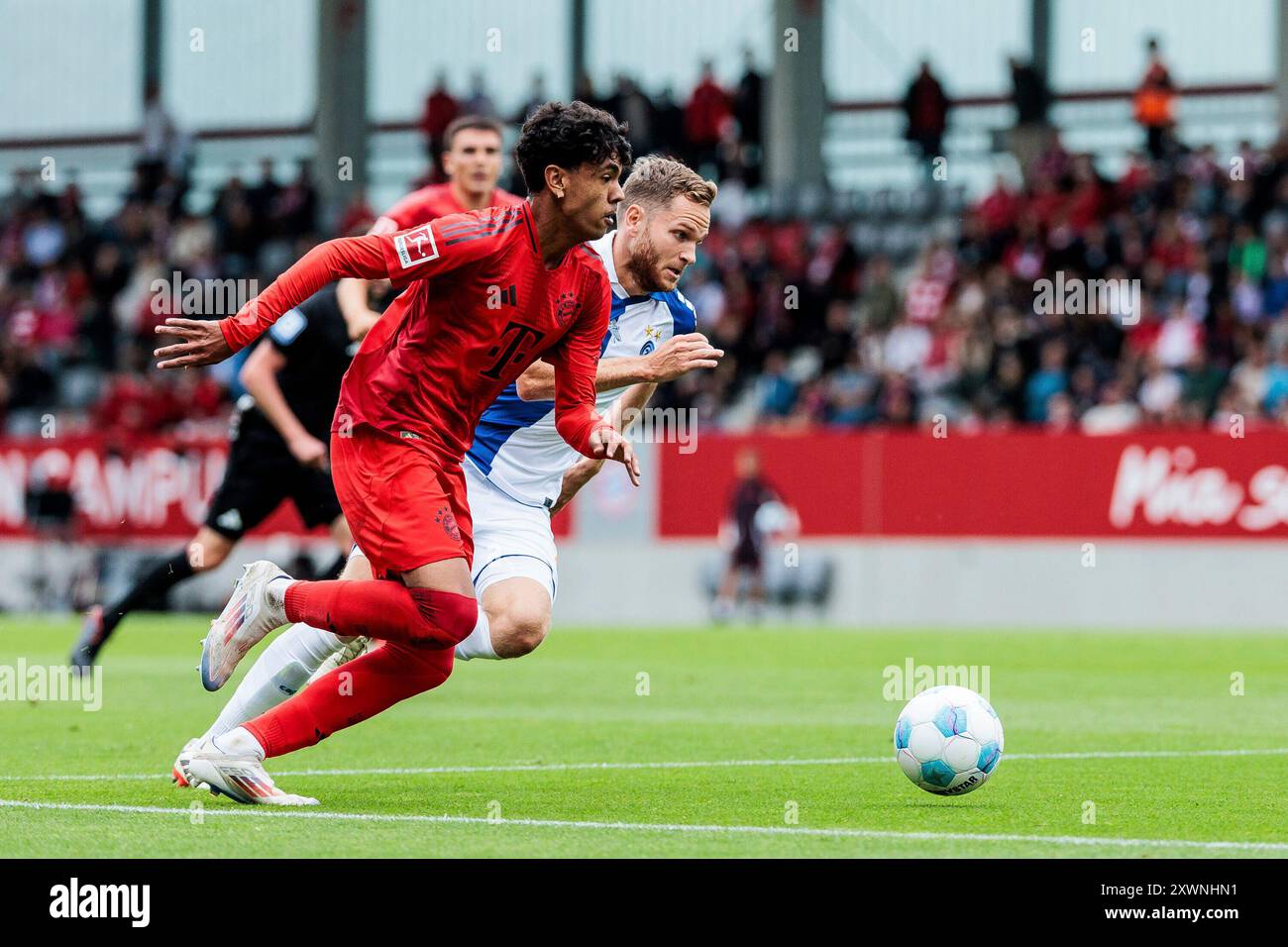 Zweikampf Adam Aznou (FC Bayern M?nchen, 49), Benno Schmitz ...