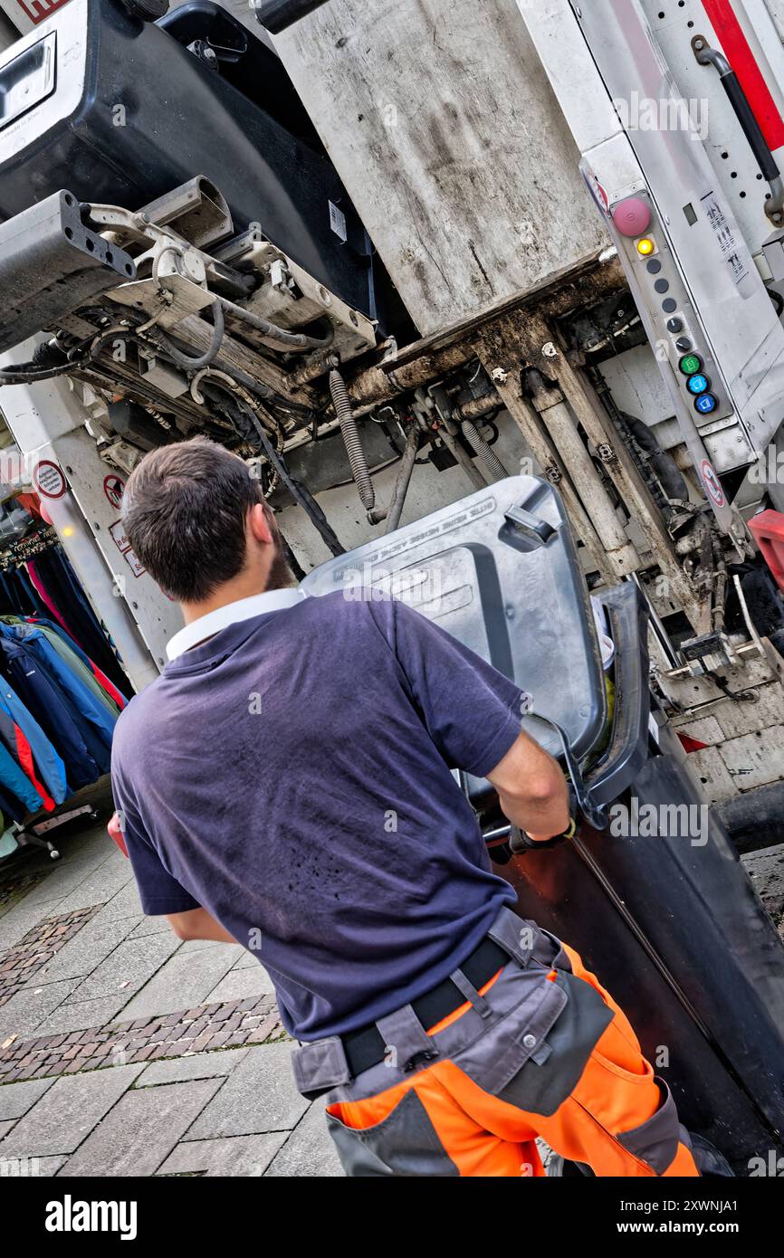 Übervoll. Abfallentsorgung dürch den Müllmann mit dem Müllwagen. Der ...
