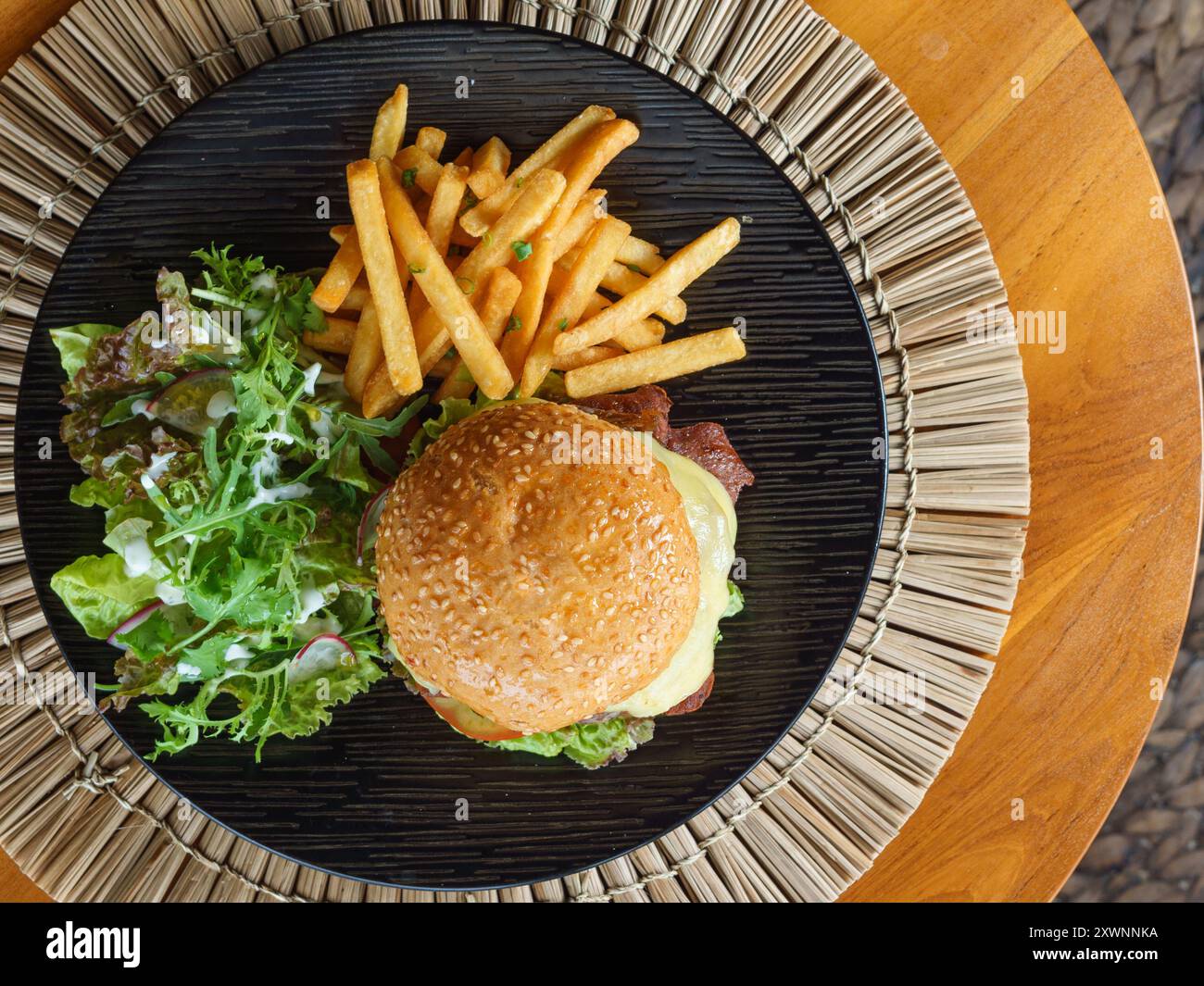 Burger overhead on a plate hi-res stock photography and images - Alamy