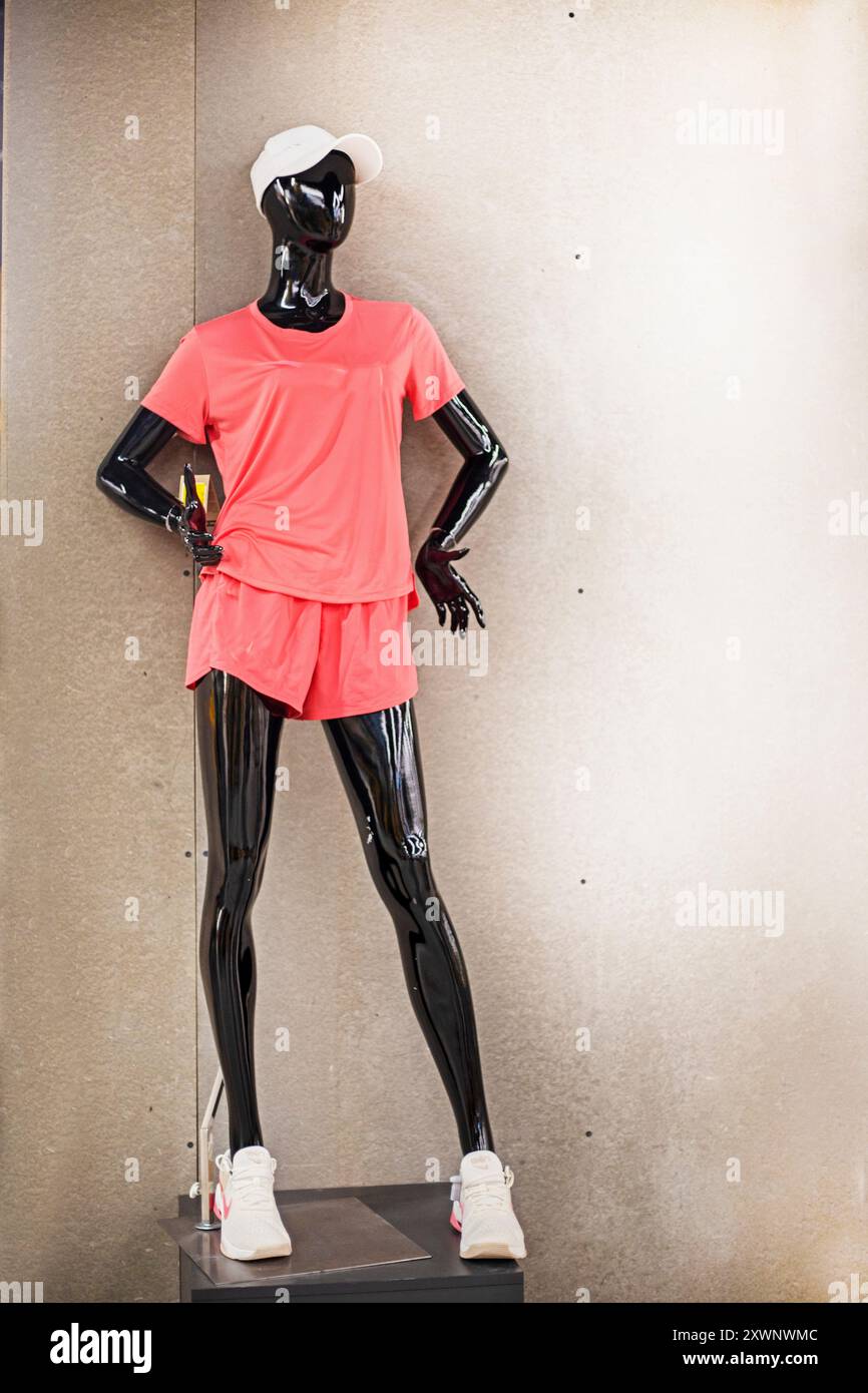 Black female mannequin hi-res stock photography and images - Alamy