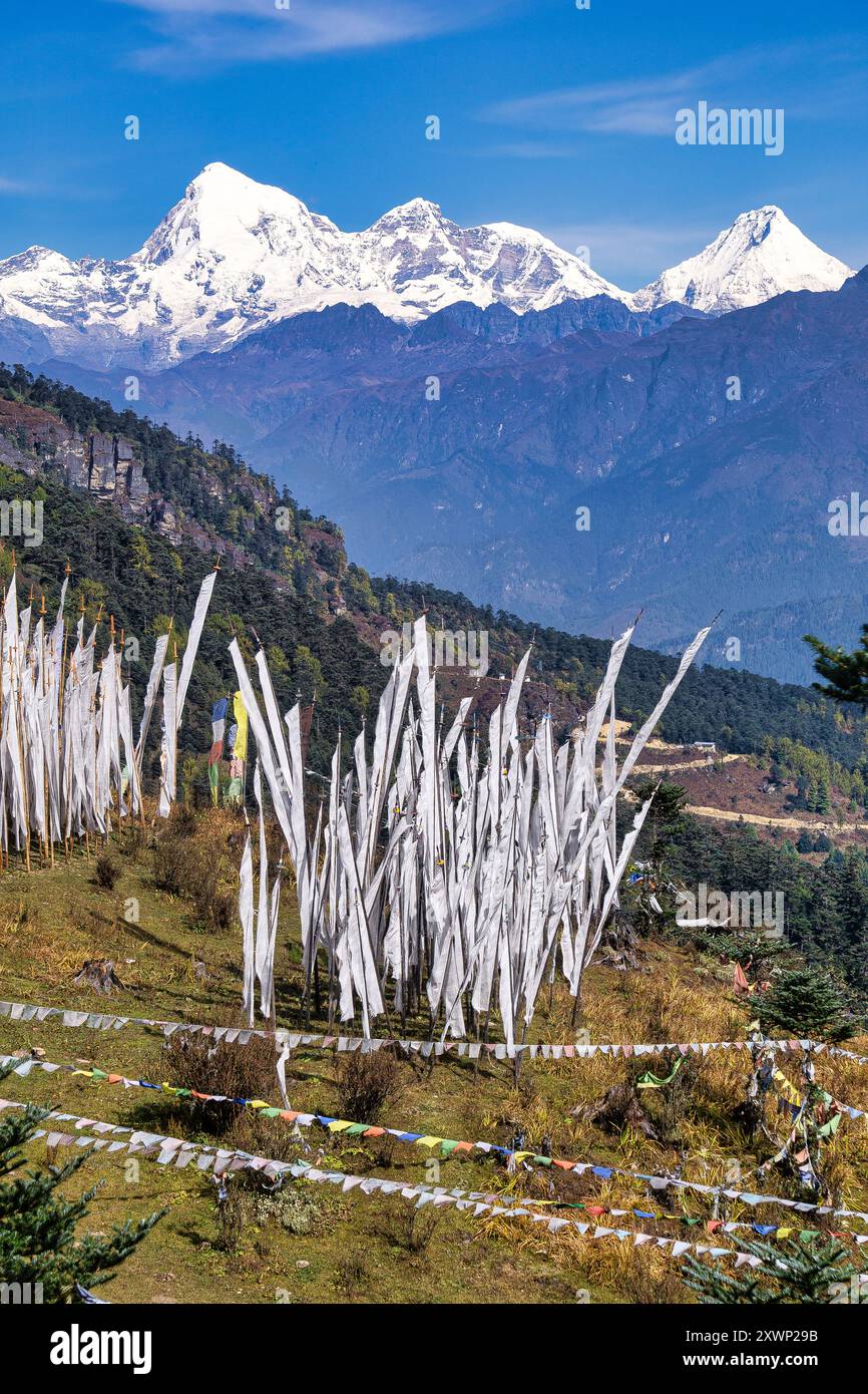 Memorial and prayer flags (manidhar) in the Chele La mountain Pass with ...