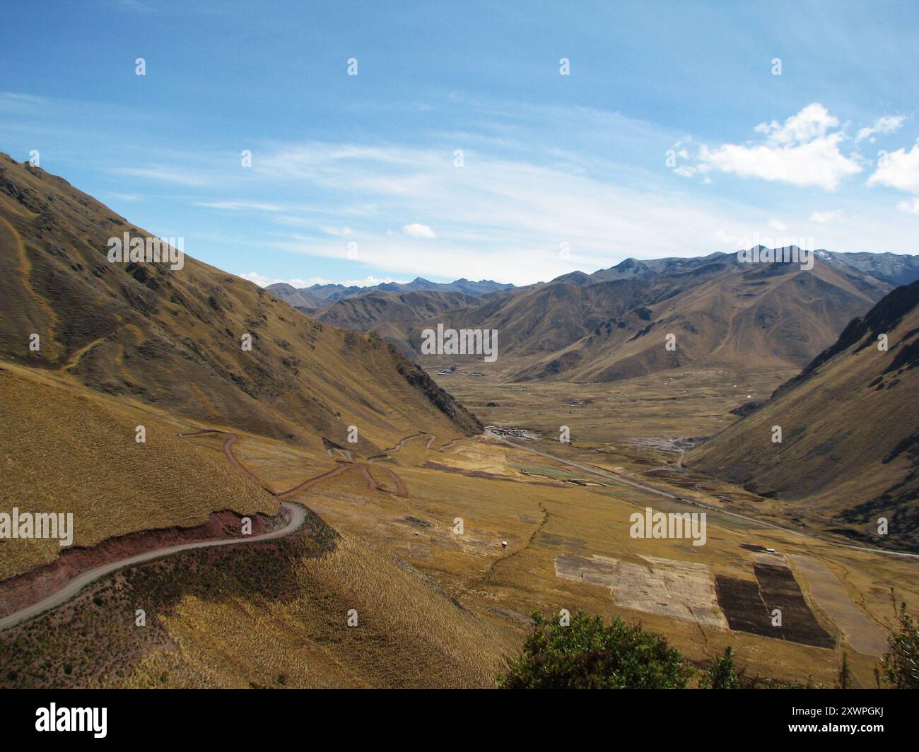 Peaks of La Raya mountain range on the road from Layo to Cusco, Peru ...