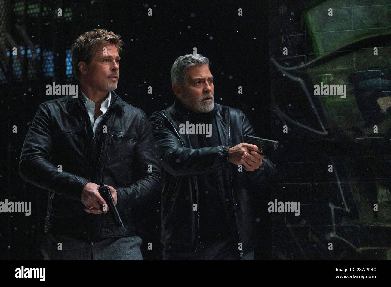 Wolfs Brad Pitt & George Clooney Stock Photo - Alamy