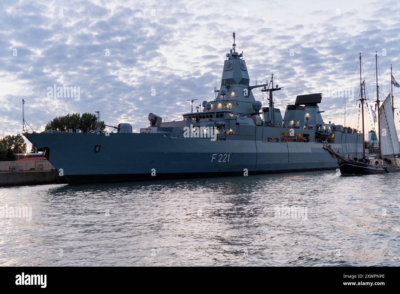 Marineschiff F221 Korvette und Segelschiff im Hafen, Marinearsenal Warnowwerft, 10.08.2024 ...