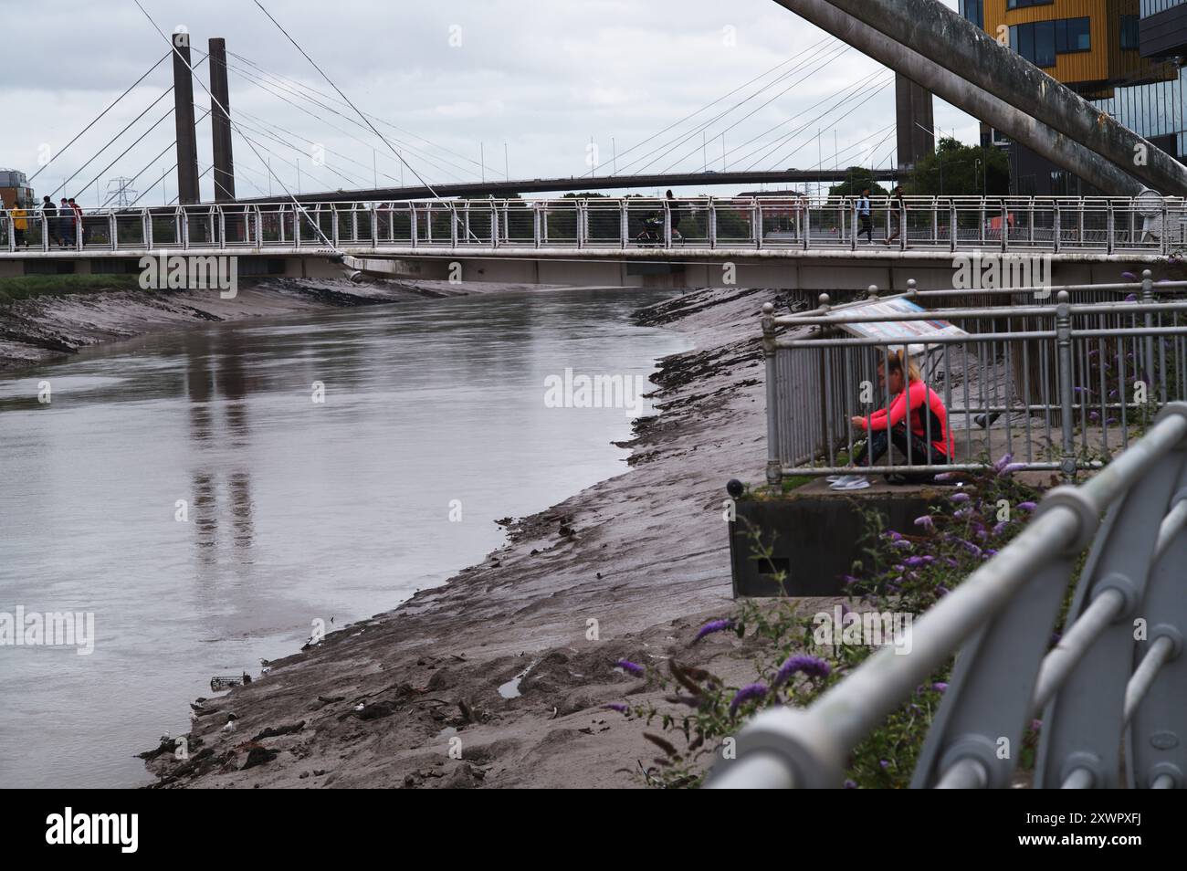 Woman alone dark sad hi-res stock photography and images - Alamy