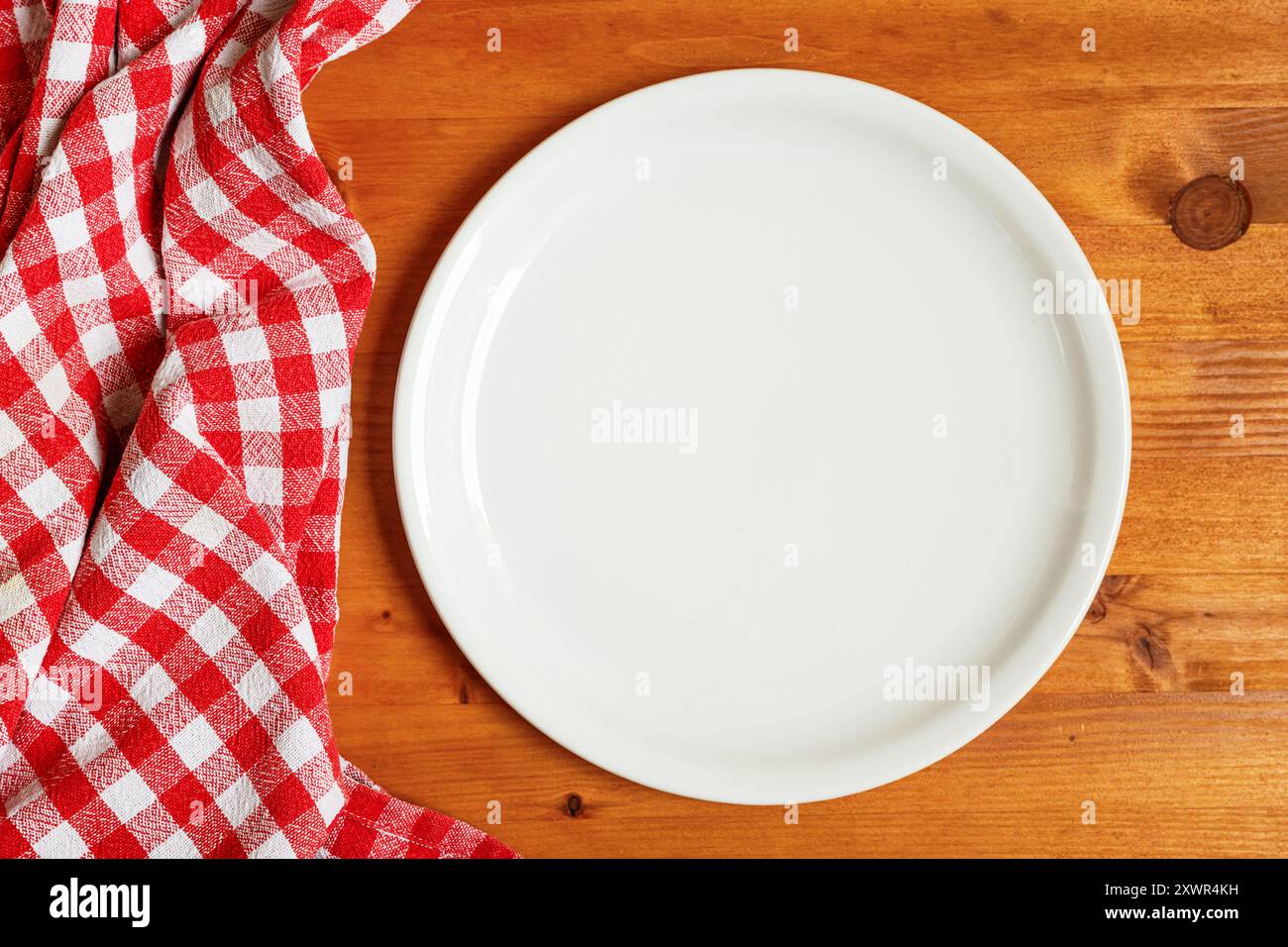 Rustic round dining table hi-res stock photography and images - Alamy