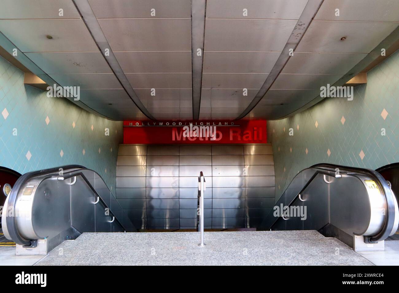 Hollywood (Los Angeles), California: entrance of Hollywood Highland ...