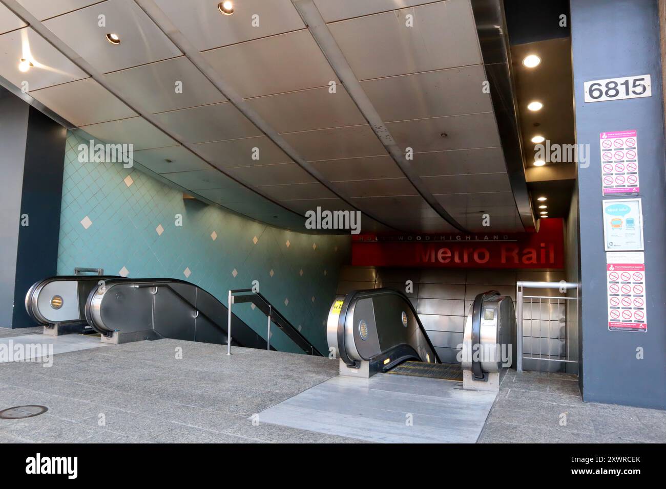 Hollywood (Los Angeles), California: entrance of Hollywood Highland ...