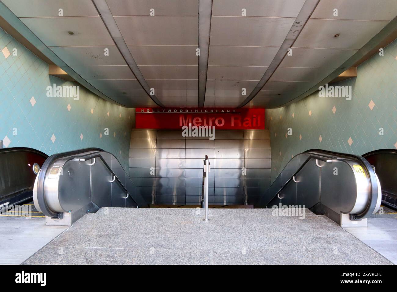 Hollywood (Los Angeles), California: entrance of Hollywood Highland ...