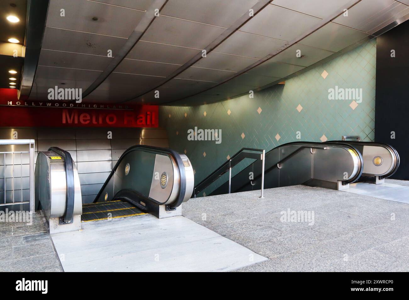 Hollywood (Los Angeles), California: entrance of Hollywood Highland ...