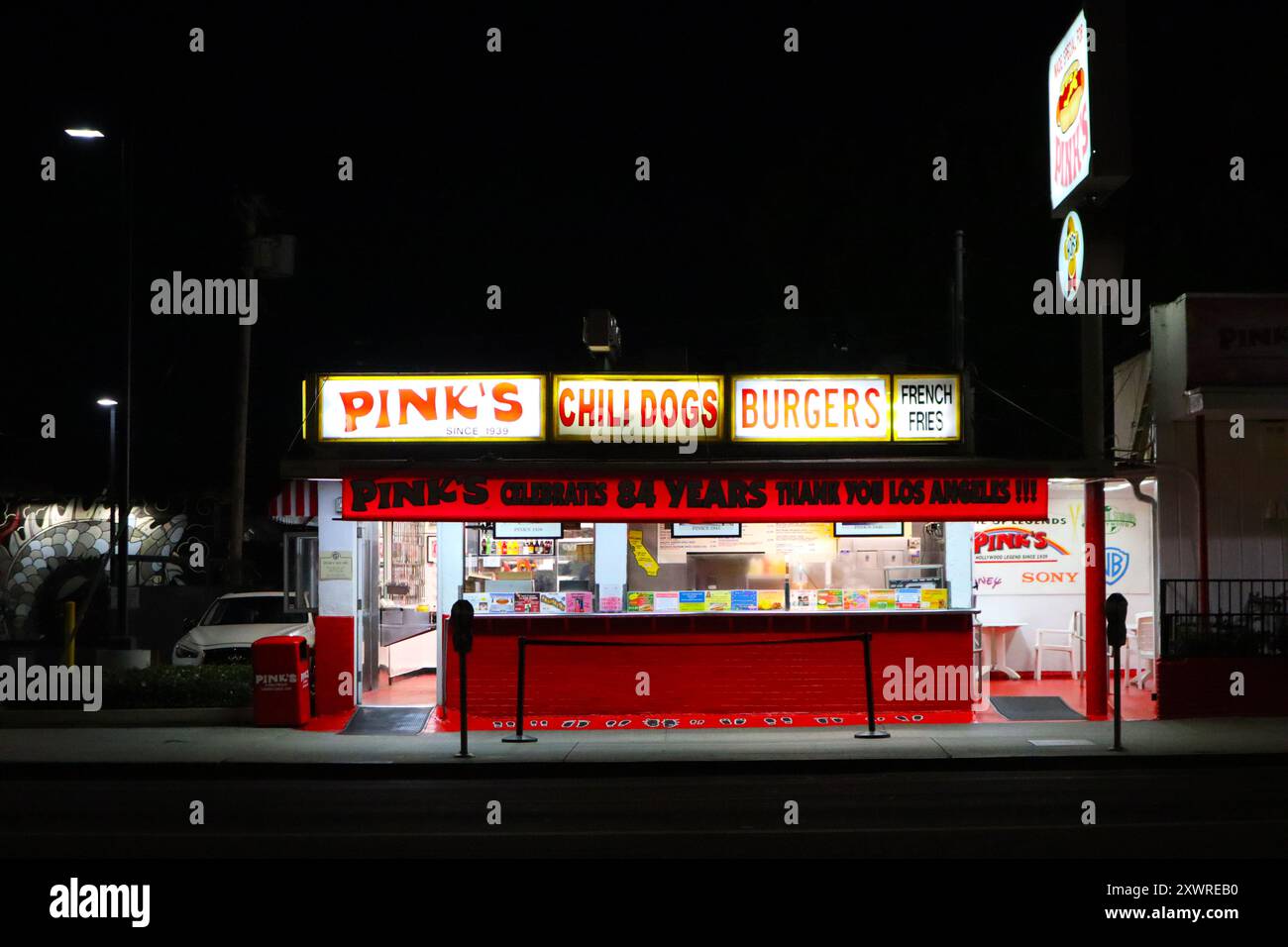 Pink's Hot Dogs by Night, a Hollywood legend Hot Dog Restaurant since ...