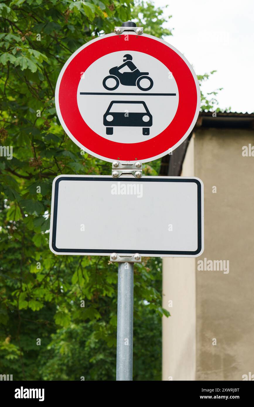 road sign no entry for vehicles empty white board Stock Photo - Alamy