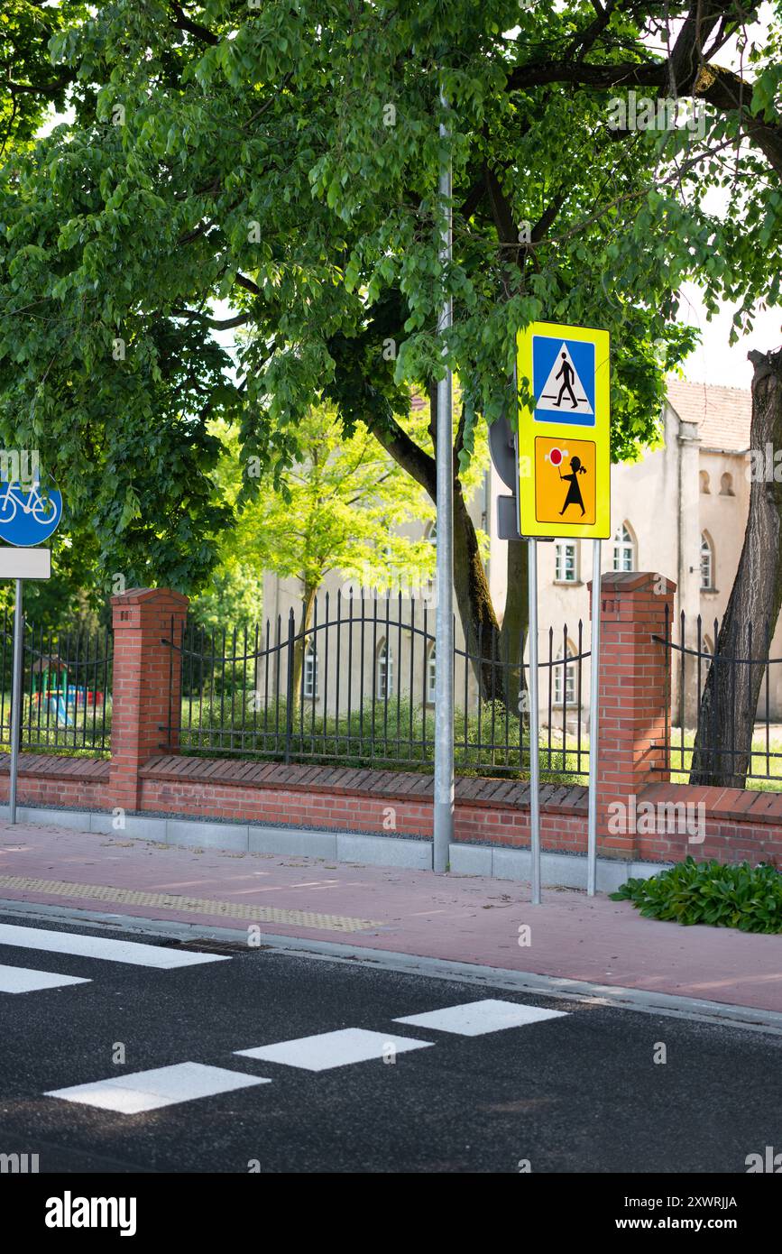 Pedestrian priority area hi-res stock photography and images - Alamy