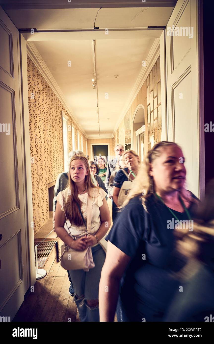 Visitors to chatsworth house hi-res stock photography and images - Alamy