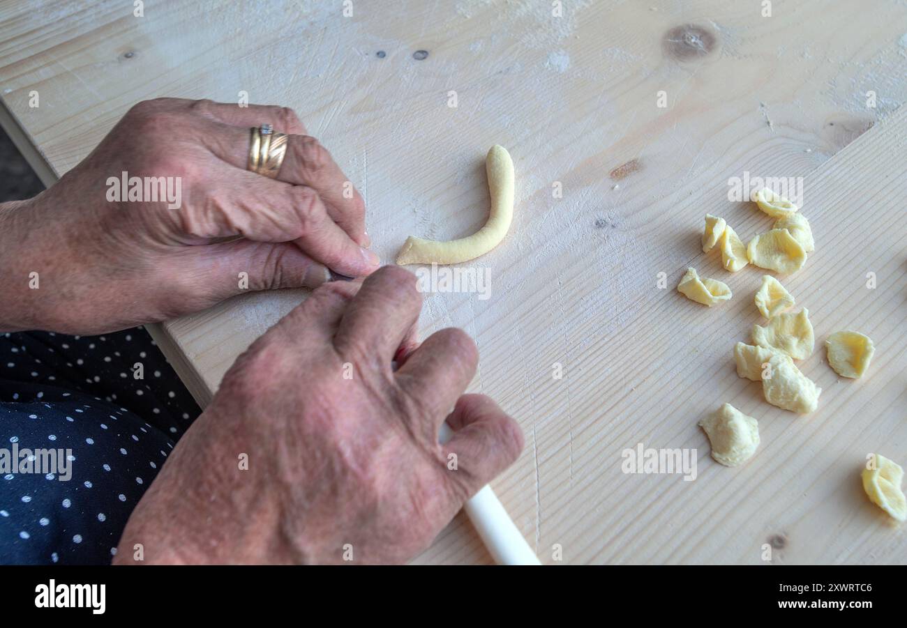 Making pasta bari puglia italy hi-res stock photography and images - Alamy
