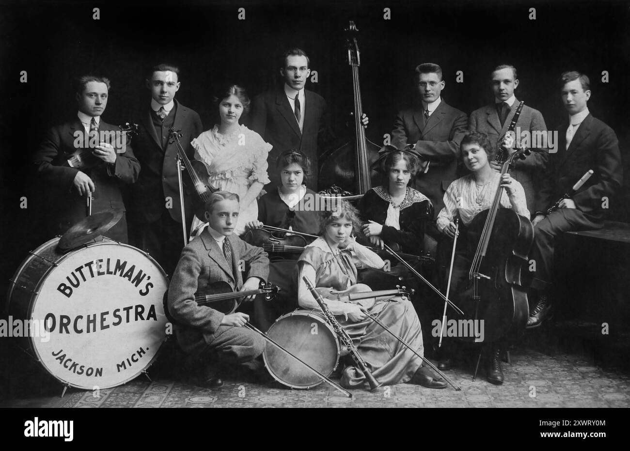 All black orchestra hi-res stock photography and images - Alamy