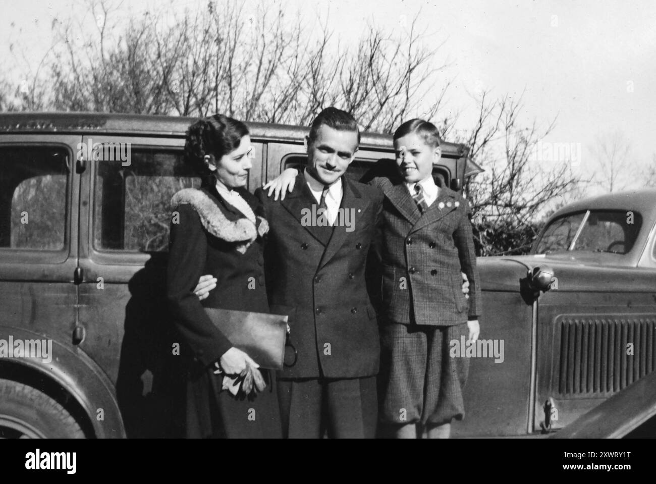 Family poses with their automobile, ca. 1930 Stock Photo - Alamy
