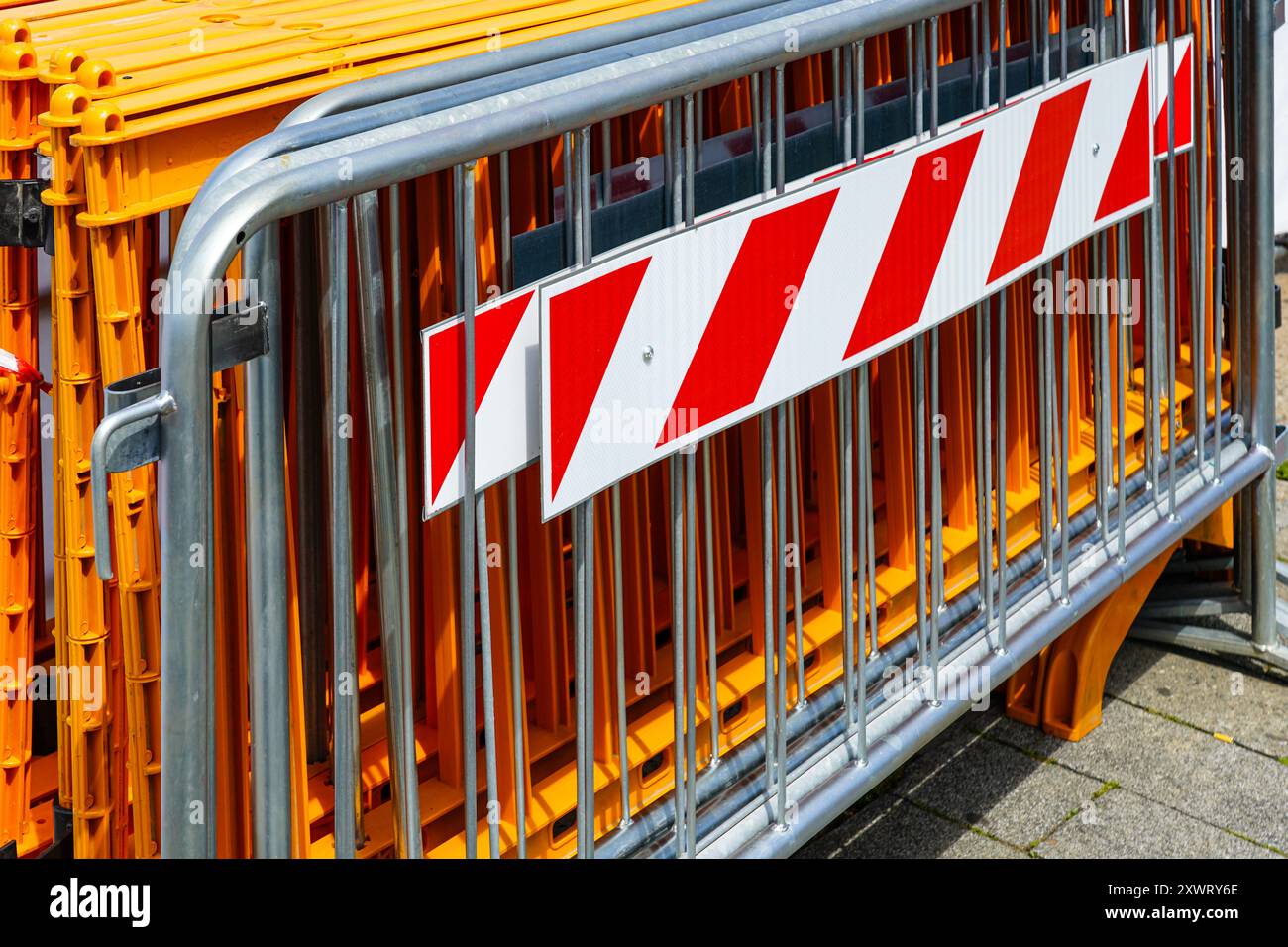 Easy to assemble and move mobile foldable plastic and metal barriers ...