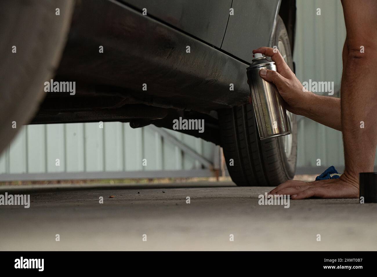 Black bottom paint hi-res stock photography and images - Alamy