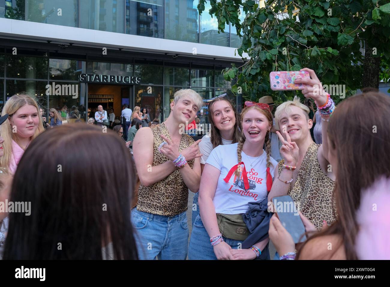 Taylor swift concert fans hi-res stock photography and images - Alamy