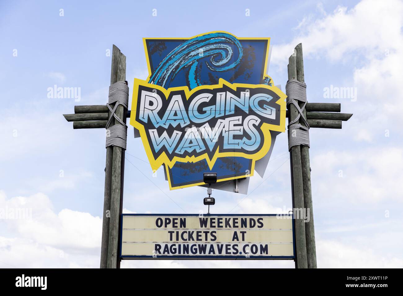 Kids at waterpark hi-res stock photography and images - Alamy