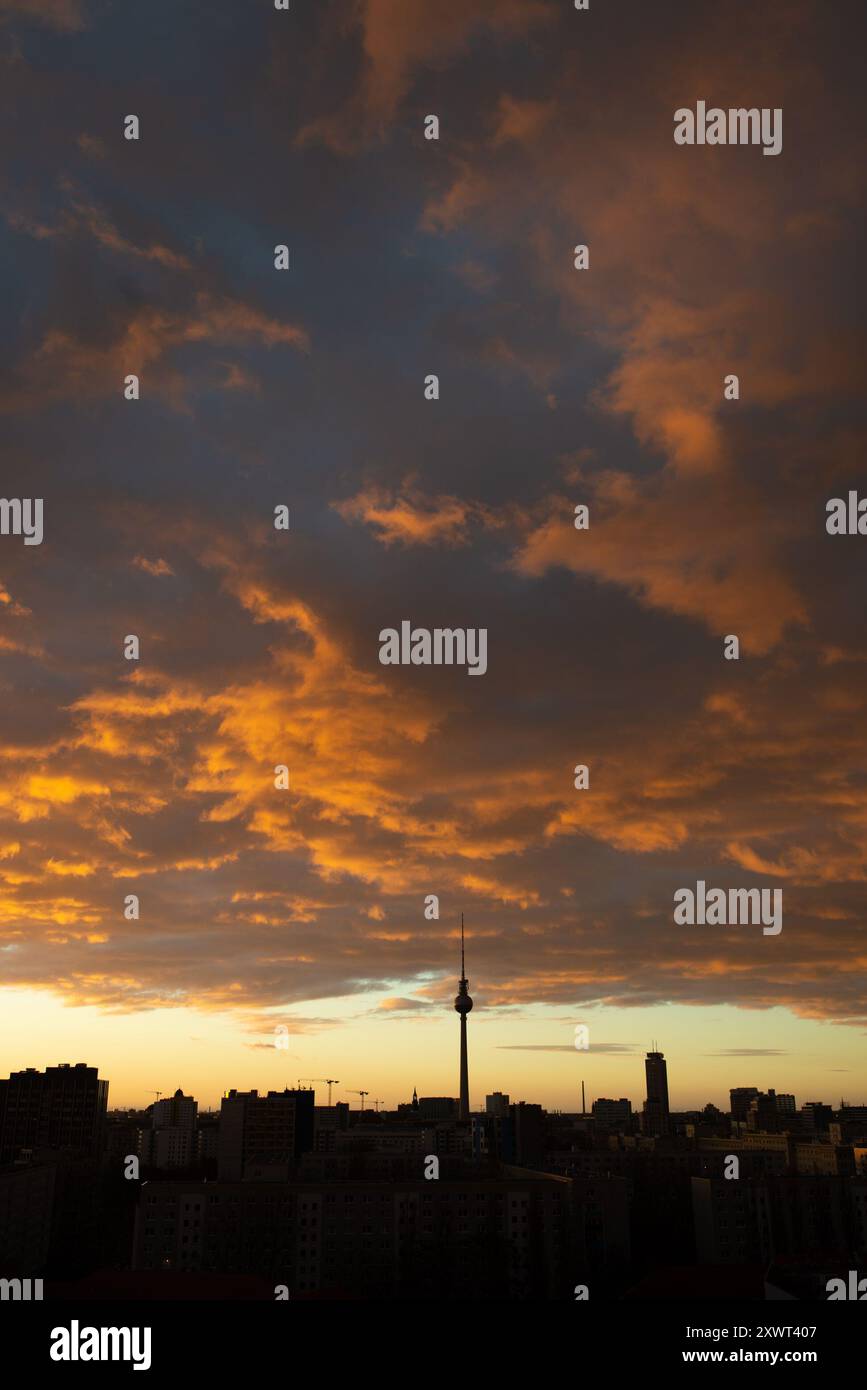 Beautiful sunset transition clouds hi-res stock photography and images ...